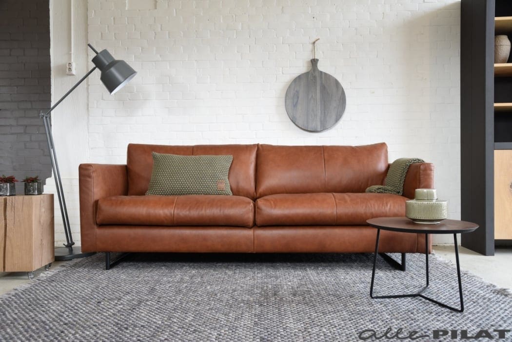 Bank Lars met losse kussens in cognac leer - Woonwinkel Alle Pilat